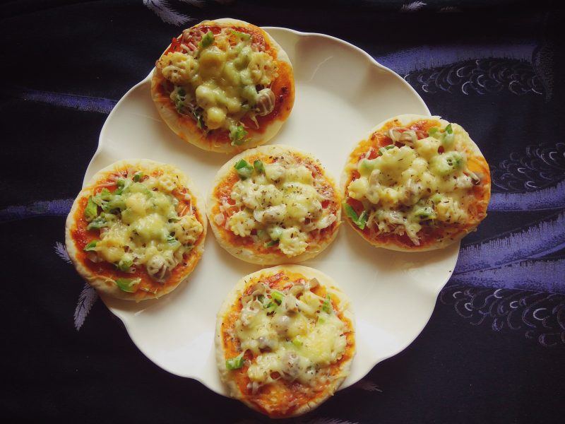 Quick Mini Veg Pizza Recipe | How to make pizza in microwave oven with ...
